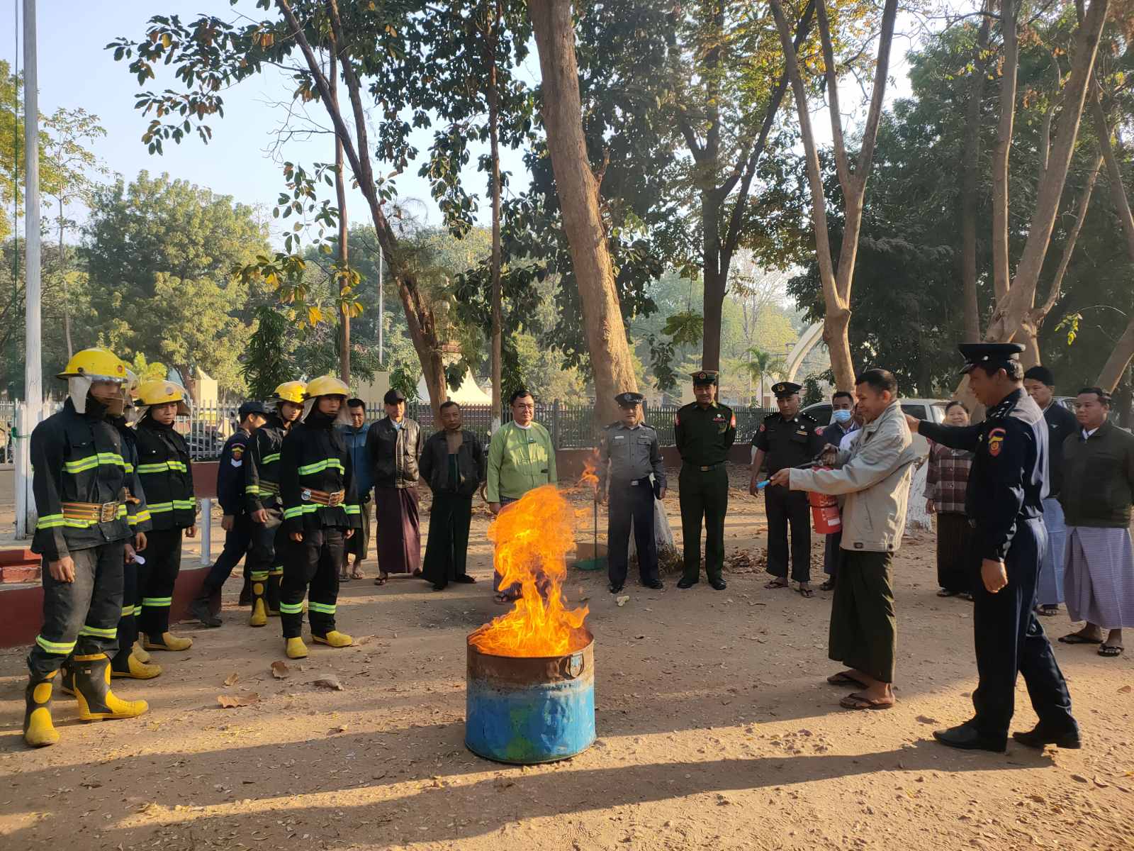 ရေစကြိုမြို့နယ် မီးသတ်ဦးစီးဌာနမှ မီးဘေးအန္တရယ်ကြိုတင်ကာကွယ်နိုင်ရေးအတွက် မီးငြှိမ်းသတ် သရုပ်ပြခ